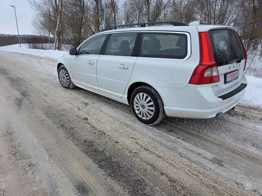 White Volvo V70 2012 in Vilnius, with an engine capacity of 2.40 L and mileage of 253 thousand km for 6500 €, photo 22 on AUTOMOTO.COM.LV