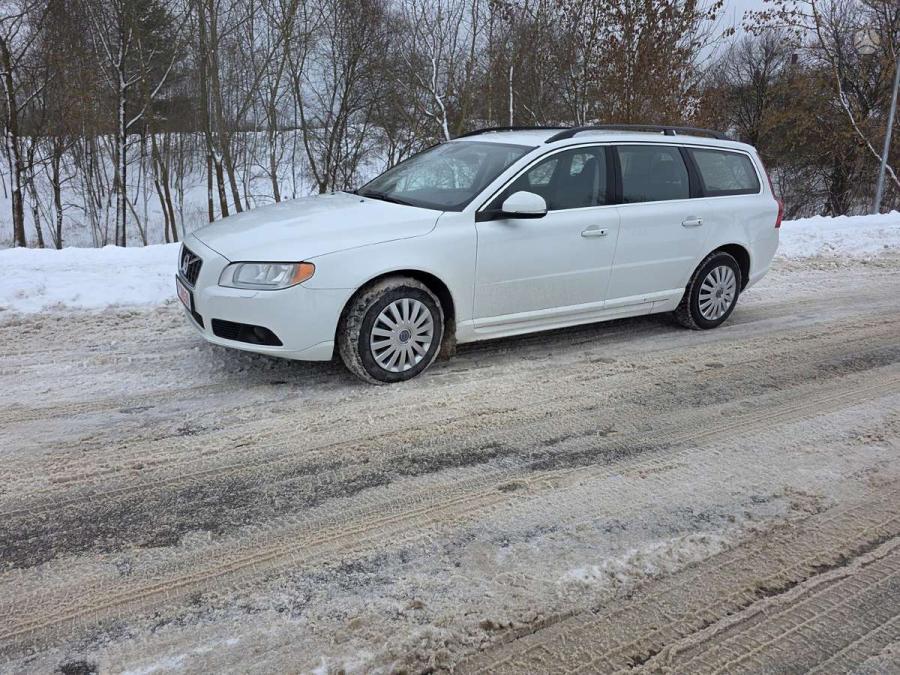 White Volvo V70 2012 in Vilnius, with an engine capacity of 2.40 L and mileage of 253 thousand km for 6500 €, photo 24 on AUTOMOTO.COM.LV