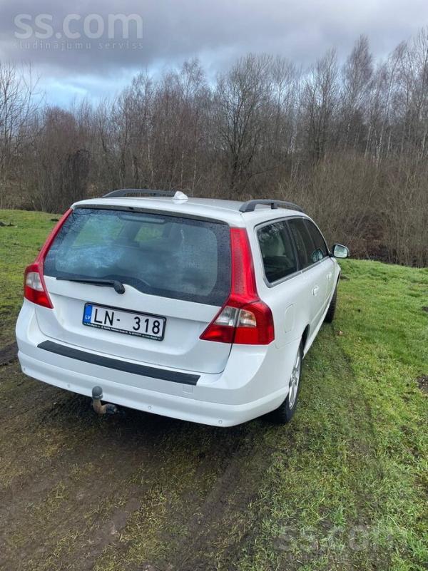 White Volvo V70 2012 in Riga, with an engine capacity of 2.00 L and mileage of 326 thousand km for 6200 €, photo 3 on AUTOMOTO.COM.LV