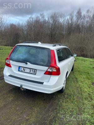 White Volvo V70 2012 in Riga, with an engine capacity of 2.00 L and mileage of 326 thousand km for 6200 €, photo 3 on AUTOMOTO.COM.LV