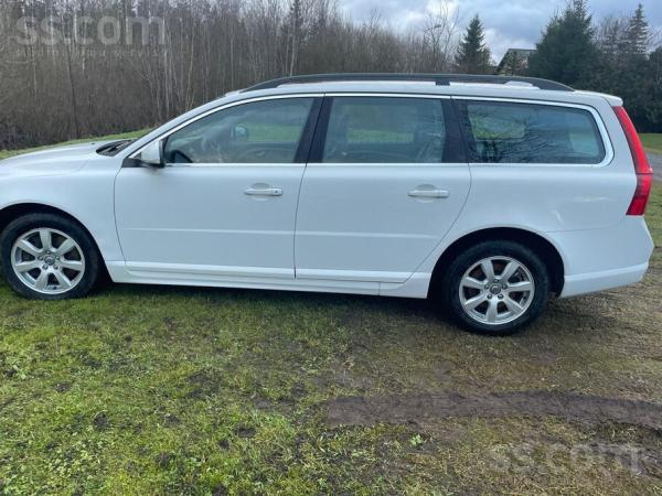 White Volvo V70 2012 in Riga, with an engine capacity of 2.00 L and mileage of 326 thousand km for 6200 €, photo 5 on AUTOMOTO.COM.LV