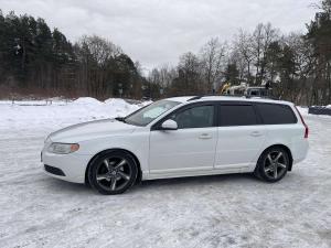 White Volvo V70 2012 in Vilnius, with an engine capacity of 1.60 L and mileage of 348 thousand km for 4000 €, photo 2 on AUTOMOTO.COM.LV