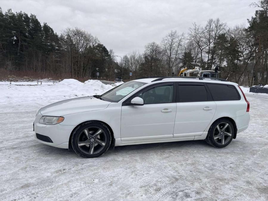 White Volvo V70 2012 in Vilnius, with an engine capacity of 1.60 L and mileage of 348 thousand km for 4000 €, photo 2 on AUTOMOTO.COM.LV