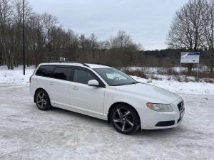 White Volvo V70 2012 in Vilnius, with an engine capacity of 1.60 L and mileage of 348 thousand km for 4000 €, photo 3 on AUTOMOTO.COM.LV