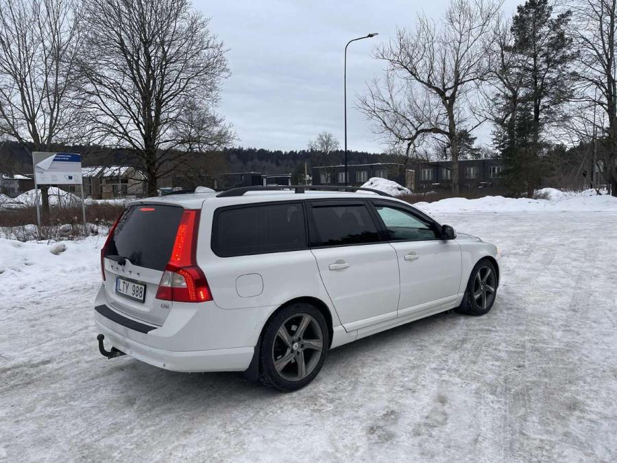White Volvo V70 2012 in Vilnius, with an engine capacity of 1.60 L and mileage of 348 thousand km for 4000 €, photo 5 on AUTOMOTO.COM.LV