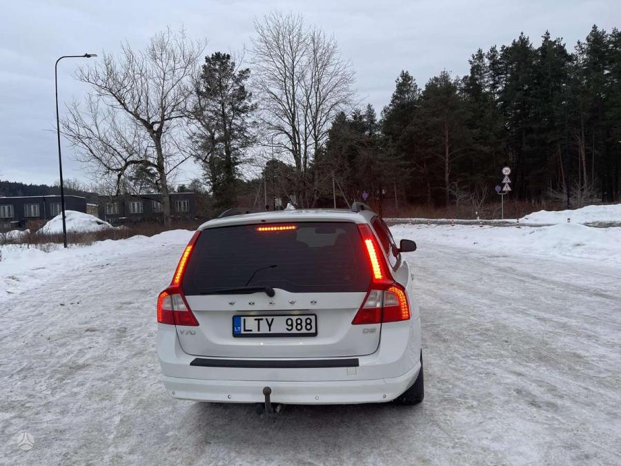 White Volvo V70 2012 in Vilnius, with an engine capacity of 1.60 L and mileage of 348 thousand km for 4000 €, photo 6 on AUTOMOTO.COM.LV