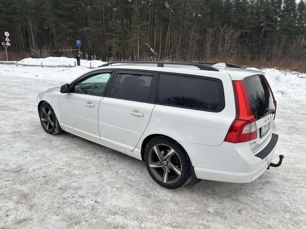 White Volvo V70 2012 in Vilnius, with an engine capacity of 1.60 L and mileage of 348 thousand km for 4000 €, photo 8 on AUTOMOTO.COM.LV
