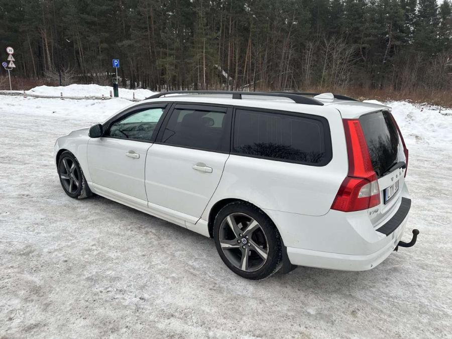White Volvo V70 2012 in Vilnius, with an engine capacity of 1.60 L and mileage of 348 thousand km for 4000 €, photo 8 on AUTOMOTO.COM.LV