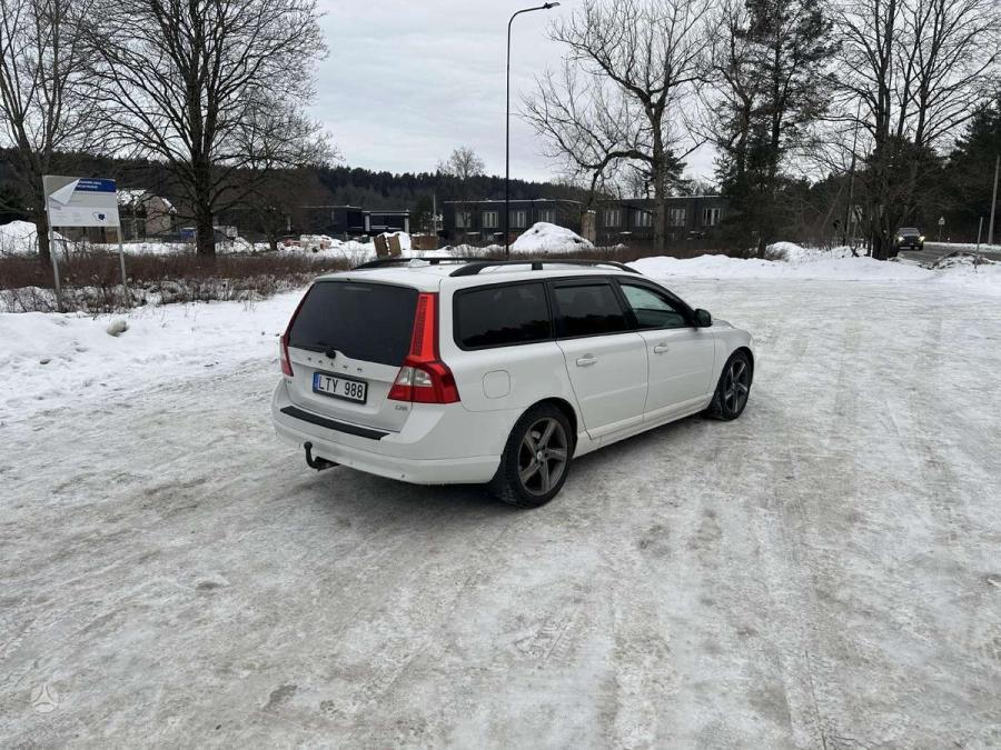 White Volvo V70 2012 in Vilnius, with an engine capacity of 1.60 L and mileage of 348 thousand km for 4000 €, photo 9 on AUTOMOTO.COM.LV