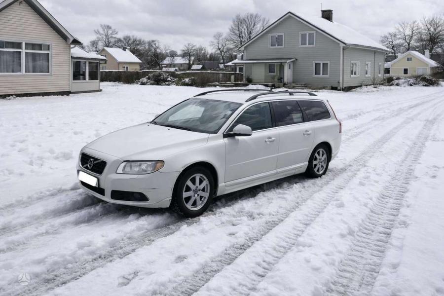 White Volvo V70 2012 in Silute, with an engine capacity of 1.56 L and mileage of 399 thousand km for 2900 €, photo 3 on AUTOMOTO.COM.LV