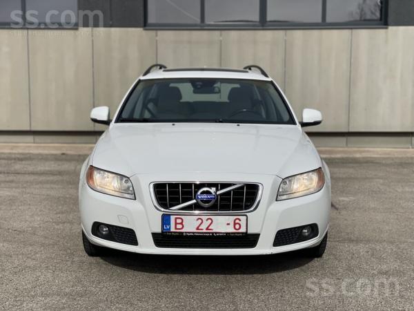White Volvo V70 2012 in Riga, with an engine capacity of 2.00 L and mileage of 326 thousand km for 5490 €, photo 2 on AUTOMOTO.COM.LV