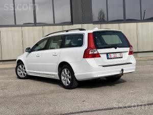 White Volvo V70 2012 in Riga, with an engine capacity of 2.00 L and mileage of 326 thousand km for 4990 €, photo 5 on AUTOMOTO.COM.LV