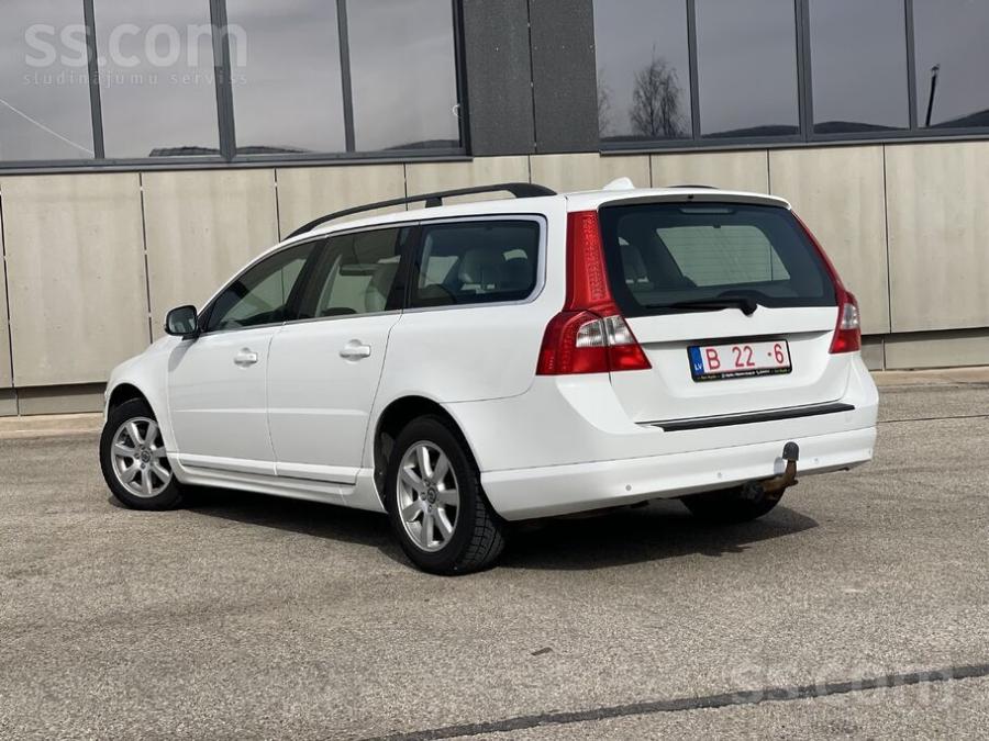 White Volvo V70 2012 in Riga, with an engine capacity of 2.00 L and mileage of 326 thousand km for 4990 €, photo 5 on AUTOMOTO.COM.LV