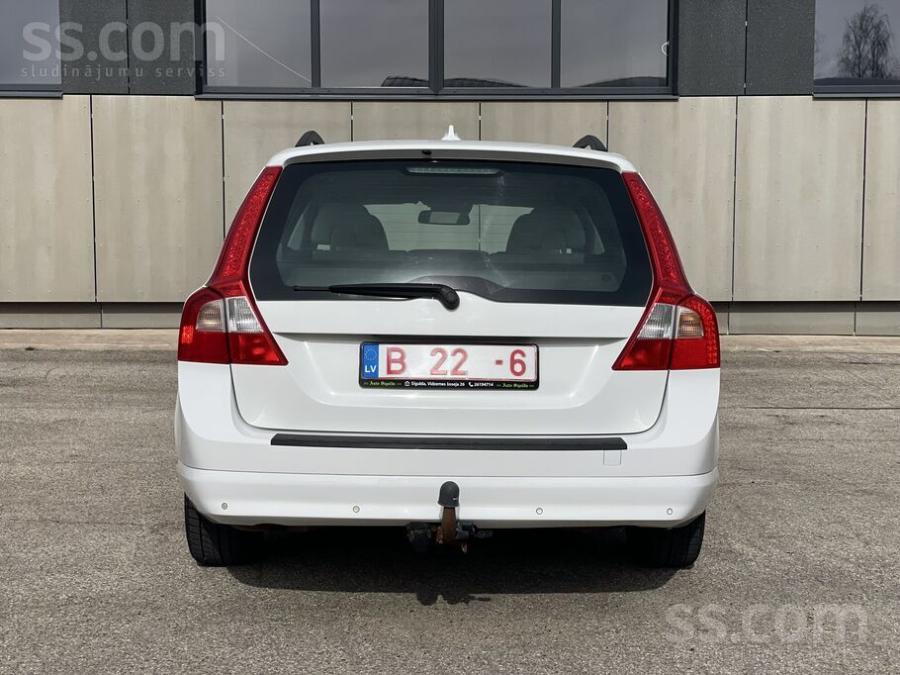 White Volvo V70 2012 in Riga, with an engine capacity of 2.00 L and mileage of 326 thousand km for 4990 €, photo 6 on AUTOMOTO.COM.LV