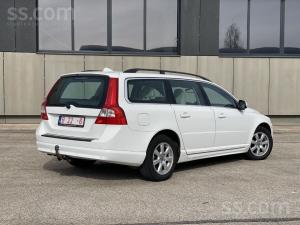 White Volvo V70 2012 in Riga, with an engine capacity of 2.00 L and mileage of 326 thousand km for 4990 €, photo 7 on AUTOMOTO.COM.LV