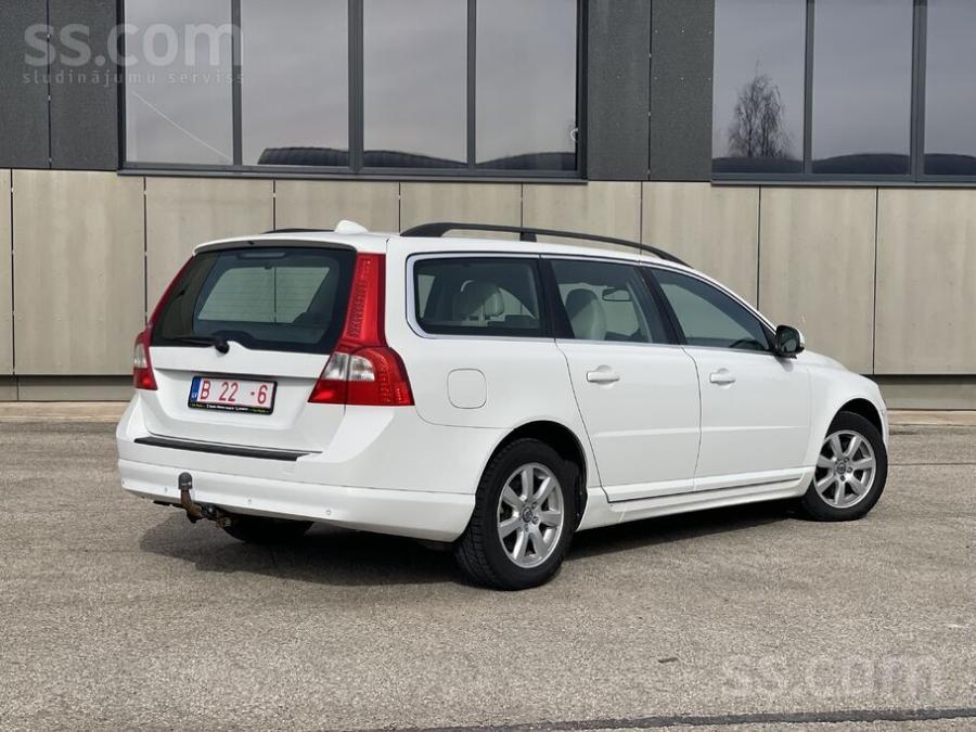 White Volvo V70 2012 in Riga, with an engine capacity of 2.00 L and mileage of 326 thousand km for 4990 €, photo 7 on AUTOMOTO.COM.LV