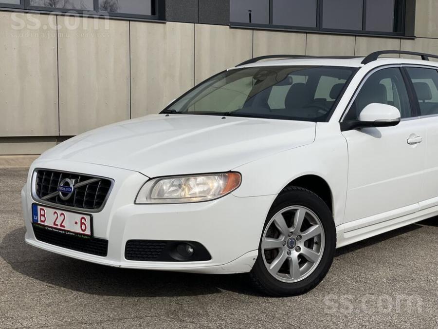 White Volvo V70 2012 in Riga, with an engine capacity of 2.00 L and mileage of 326 thousand km for 4990 €, photo 8 on AUTOMOTO.COM.LV