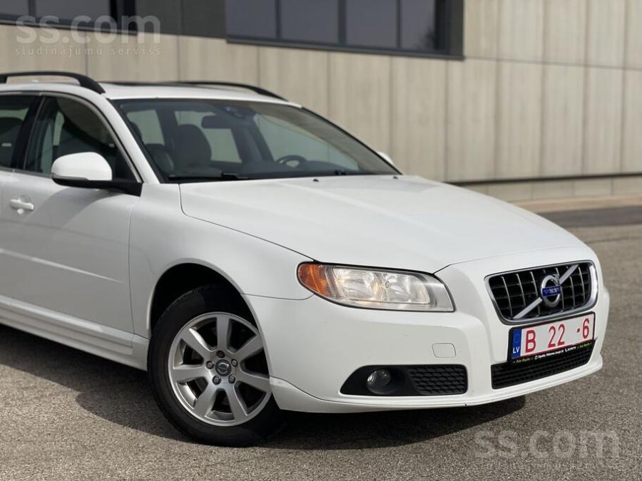 White Volvo V70 2012 in Riga, with an engine capacity of 2.00 L and mileage of 326 thousand km for 4990 €, photo 9 on AUTOMOTO.COM.LV
