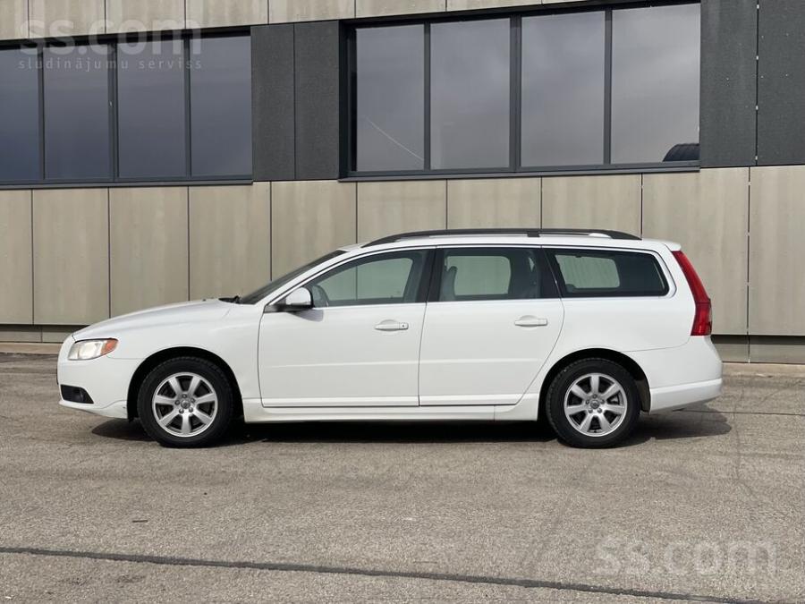 White Volvo V70 2012 in Riga, with an engine capacity of 2.00 L and mileage of 326 thousand km for 4990 €, photo 10 on AUTOMOTO.COM.LV