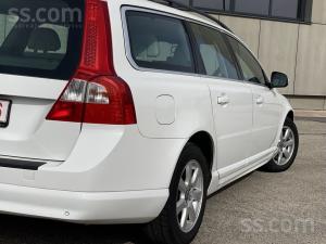 White Volvo V70 2012 in Riga, with an engine capacity of 2.00 L and mileage of 326 thousand km for 4990 €, photo 11 on AUTOMOTO.COM.LV