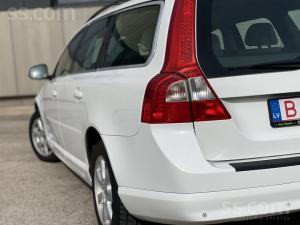 White Volvo V70 2012 in Riga, with an engine capacity of 2.00 L and mileage of 326 thousand km for 4990 €, photo 12 on AUTOMOTO.COM.LV