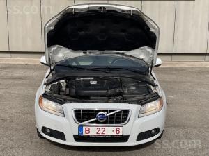 White Volvo V70 2012 in Riga, with an engine capacity of 2.00 L and mileage of 326 thousand km for 4990 €, photo 14 on AUTOMOTO.COM.LV