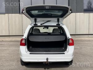 White Volvo V70 2012 in Riga, with an engine capacity of 2.00 L and mileage of 326 thousand km for 4990 €, photo 15 on AUTOMOTO.COM.LV