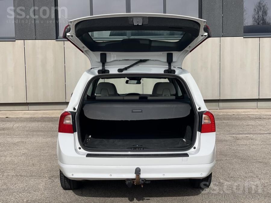 White Volvo V70 2012 in Riga, with an engine capacity of 2.00 L and mileage of 326 thousand km for 4990 €, photo 15 on AUTOMOTO.COM.LV