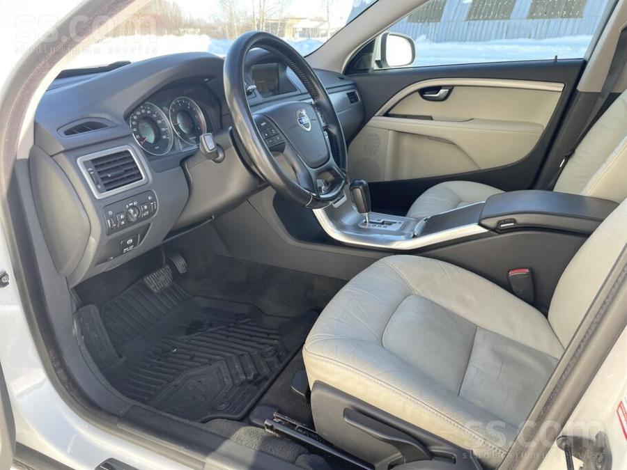 White Volvo V70 2012 in Riga, with an engine capacity of 2.00 L and mileage of 326 thousand km for 4990 €, photo 19 on AUTOMOTO.COM.LV