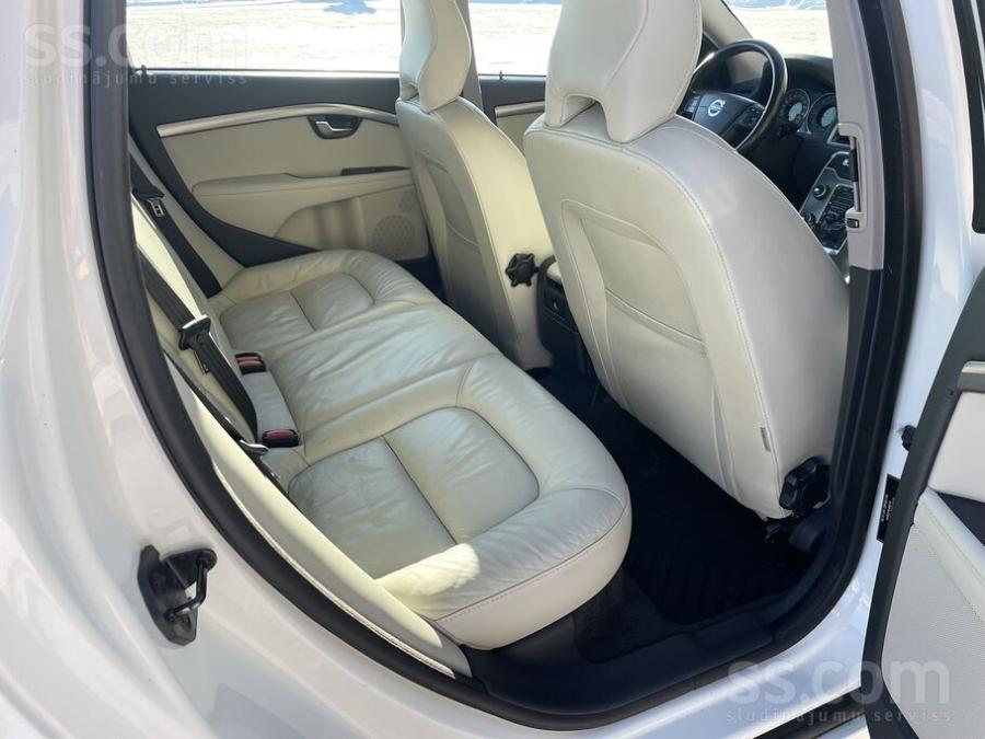 White Volvo V70 2012 in Riga, with an engine capacity of 2.00 L and mileage of 326 thousand km for 4990 €, photo 20 on AUTOMOTO.COM.LV