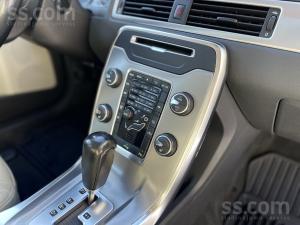 White Volvo V70 2012 in Riga, with an engine capacity of 2.00 L and mileage of 326 thousand km for 4990 €, photo 21 on AUTOMOTO.COM.LV