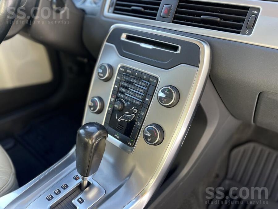 White Volvo V70 2012 in Riga, with an engine capacity of 2.00 L and mileage of 326 thousand km for 4990 €, photo 21 on AUTOMOTO.COM.LV