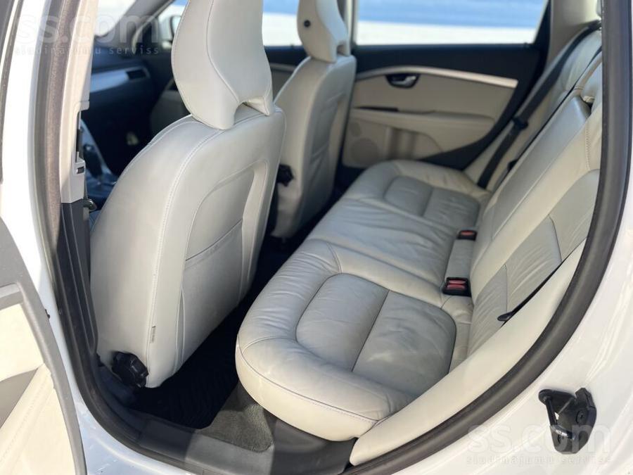 White Volvo V70 2012 in Riga, with an engine capacity of 2.00 L and mileage of 326 thousand km for 4990 €, photo 22 on AUTOMOTO.COM.LV