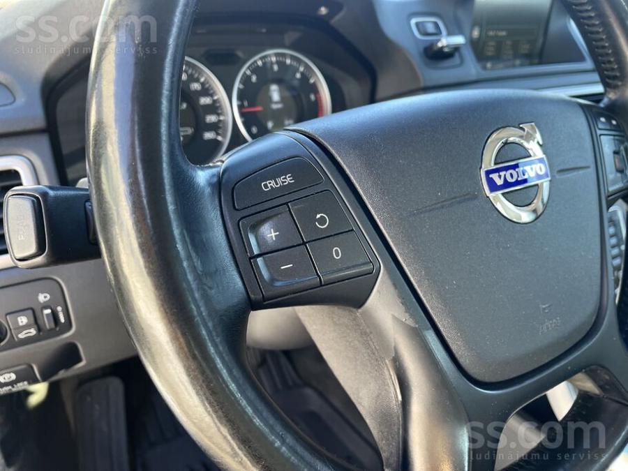 White Volvo V70 2012 in Riga, with an engine capacity of 2.00 L and mileage of 326 thousand km for 4990 €, photo 24 on AUTOMOTO.COM.LV