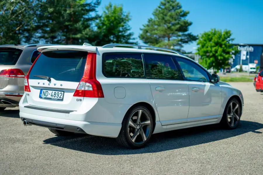Balts Volvo V70 2012 Liepāja, ar dzinēja tilpumu 2.00 L un nobraukumu 368 tūkst. km par 6500 €, foto 5 vietnē AUTOMOTO.COM.LV