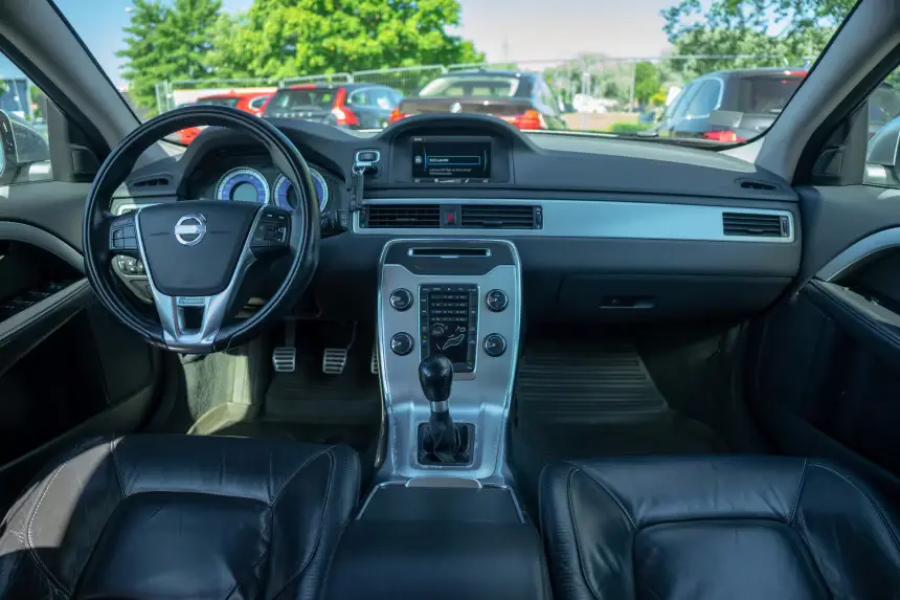 Balts Volvo V70 2012 Liepāja, ar dzinēja tilpumu 2.00 L un nobraukumu 368 tūkst. km par 6500 €, foto 8 vietnē AUTOMOTO.COM.LV