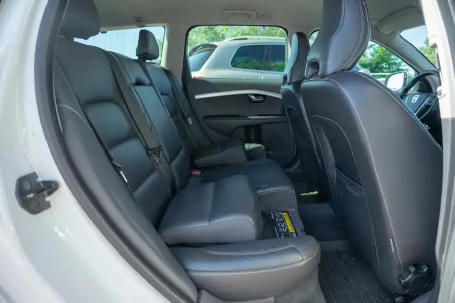 Balts Volvo V70 2012 Liepāja, ar dzinēja tilpumu 2.00 L un nobraukumu 368 tūkst. km par 6500 €, foto 12 vietnē AUTOMOTO.COM.LV