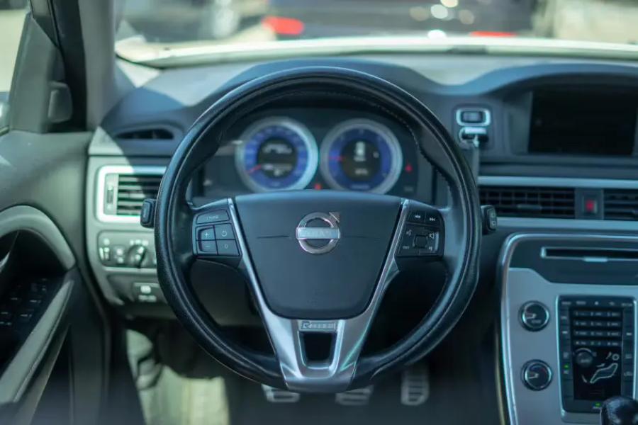 Balts Volvo V70 2012 Liepāja, ar dzinēja tilpumu 2.00 L un nobraukumu 368 tūkst. km par 6500 €, foto 14 vietnē AUTOMOTO.COM.LV