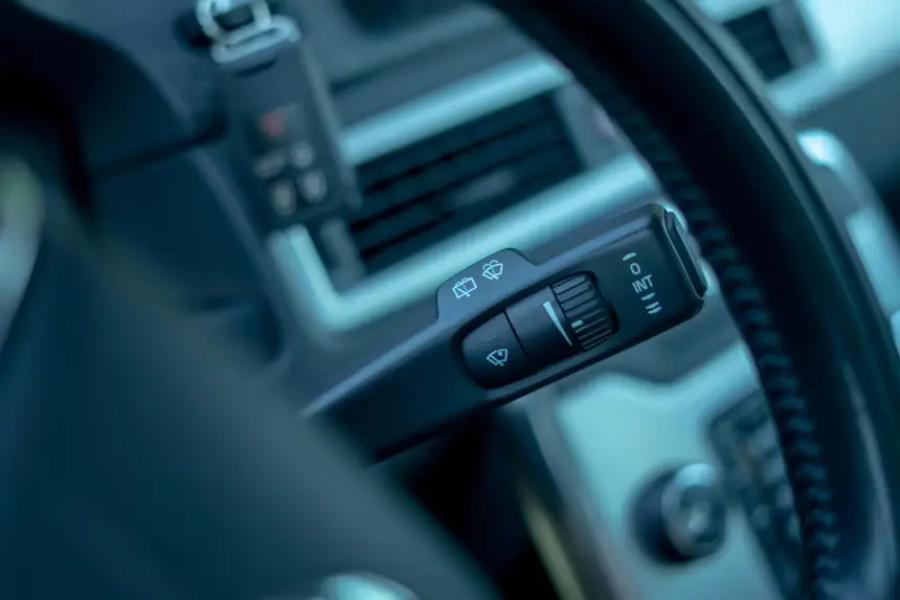 Balts Volvo V70 2012 Liepāja, ar dzinēja tilpumu 2.00 L un nobraukumu 368 tūkst. km par 6500 €, foto 24 vietnē AUTOMOTO.COM.LV