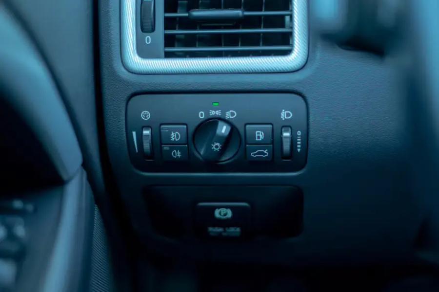 Balts Volvo V70 2012 Liepāja, ar dzinēja tilpumu 2.00 L un nobraukumu 368 tūkst. km par 6500 €, foto 25 vietnē AUTOMOTO.COM.LV