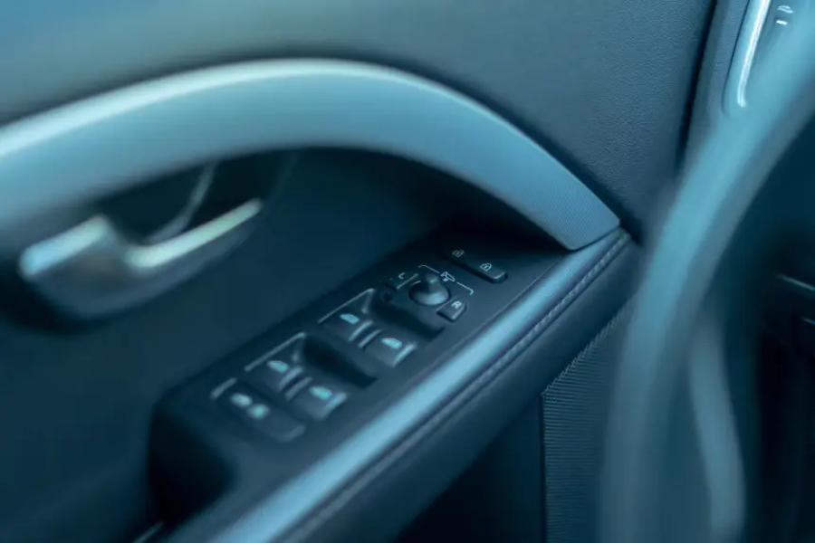 Balts Volvo V70 2012 Liepāja, ar dzinēja tilpumu 2.00 L un nobraukumu 368 tūkst. km par 6500 €, foto 26 vietnē AUTOMOTO.COM.LV