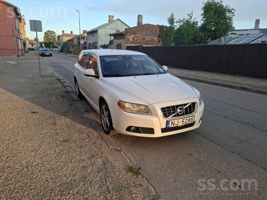 White Volvo V70 2012 in Liepaja, with an engine capacity of 2.00 L and mileage of 345 thousand km for 4950 €, photo 3 on AUTOMOTO.COM.LV