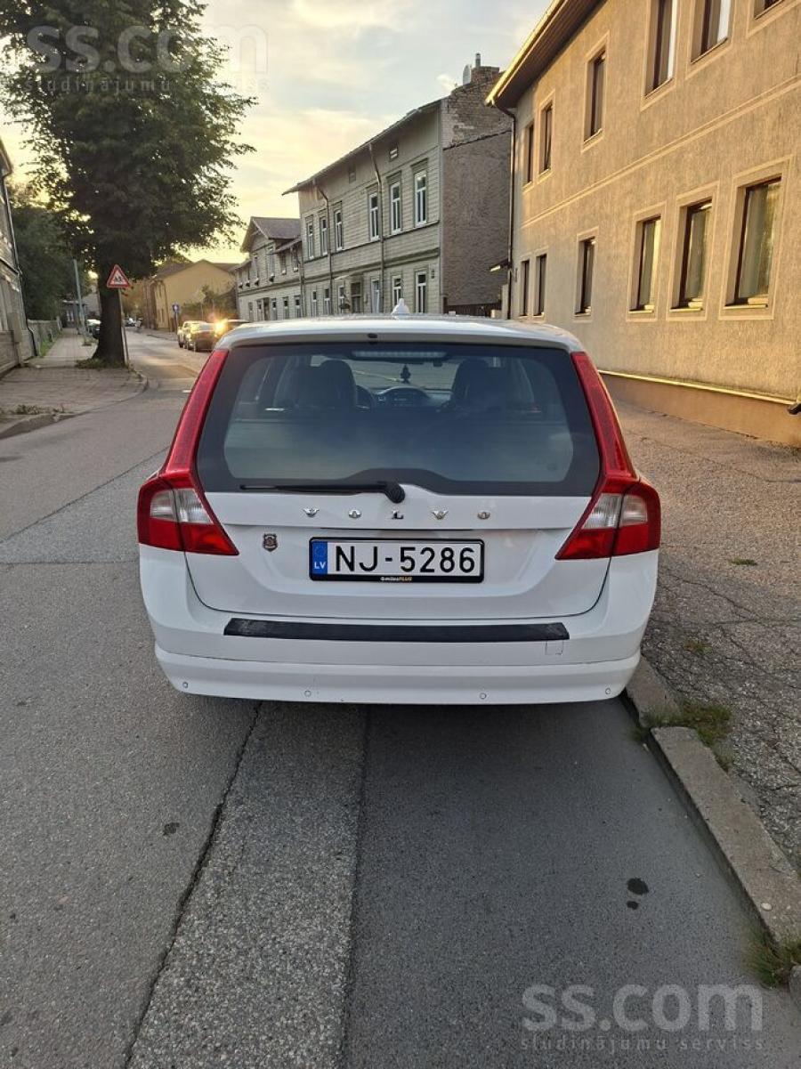 White Volvo V70 2012 in Liepaja, with an engine capacity of 2.00 L and mileage of 345 thousand km for 4950 €, photo 5 on AUTOMOTO.COM.LV