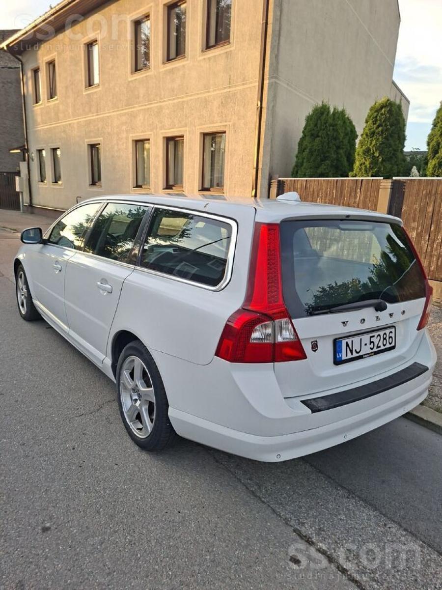 White Volvo V70 2012 in Liepaja, with an engine capacity of 2.00 L and mileage of 345 thousand km for 4950 €, photo 7 on AUTOMOTO.COM.LV