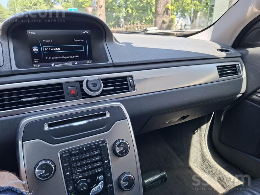 White Volvo V70 2012 in Liepaja, with an engine capacity of 2.00 L and mileage of 345 thousand km for 4950 €, photo 10 on AUTOMOTO.COM.LV
