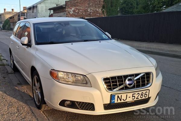 Вольво В70 2012 в Лиепая на AUTOMOTO.COM.LV Белый Вольво В70 2012 в Лиепая, объемом двигателя 2.00 л и пробегом 345 тыс. км за 4500 €, фото 1 на AUTOMOTO.COM.LV