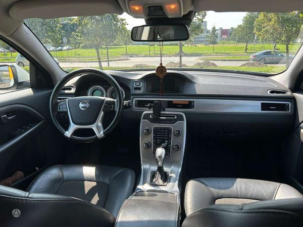 White Volvo V70 2012 in Kaunas, with an engine capacity of 1.56 L and mileage of 262 thousand km for 6500 €, photo 9 on AUTOMOTO.COM.LV