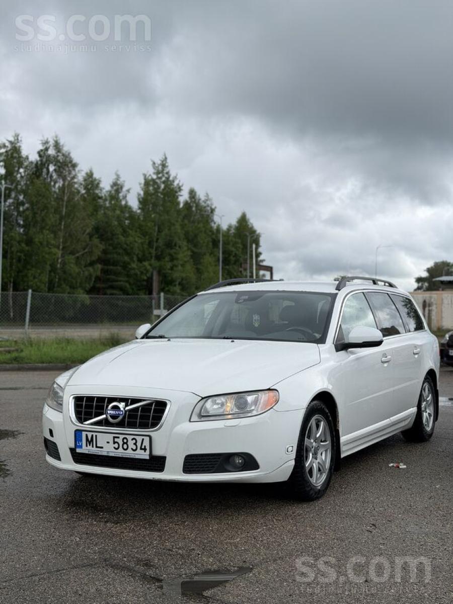 White Volvo V70 2013 in Riga, with an engine capacity of 2.40 L and mileage of 284 thousand km for 6300 €, photo 3 on AUTOMOTO.COM.LV