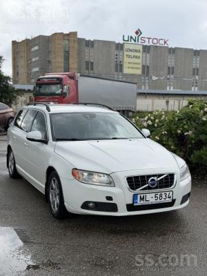 White Volvo V70 2013 in Riga, with an engine capacity of 2.40 L and mileage of 284 thousand km for 6300 €, photo 4 on AUTOMOTO.COM.LV