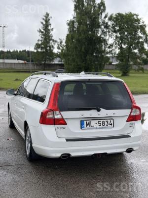White Volvo V70 2013 in Riga, with an engine capacity of 2.40 L and mileage of 284 thousand km for 6300 €, photo 9 on AUTOMOTO.COM.LV
